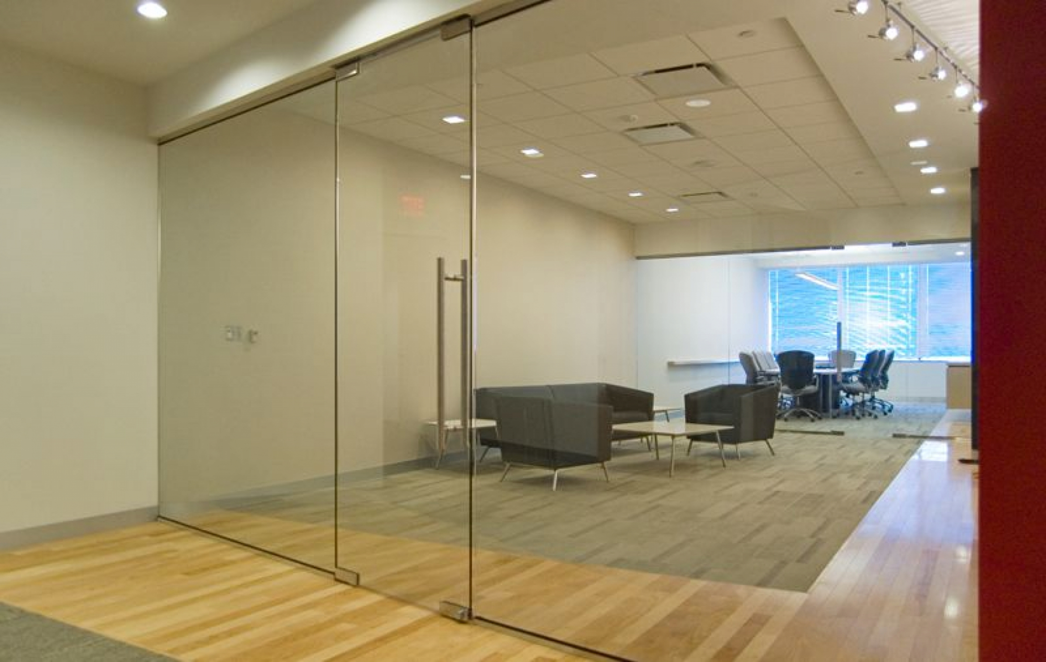 Top 50 mẫu cửa bản lề sàn 1 cánh đẹp nhất